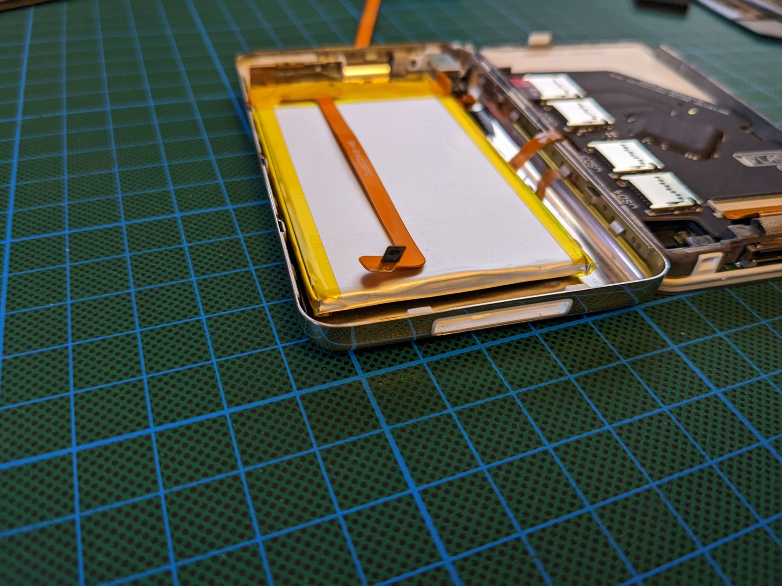 Modding an iPod Classic - 1 TB and bigger battery